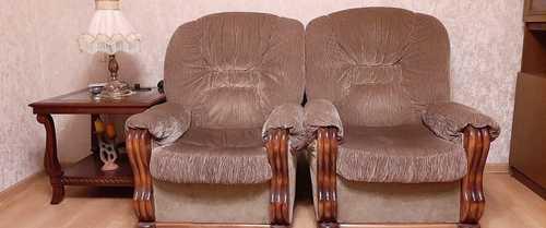 Мягкие диван и два кресла