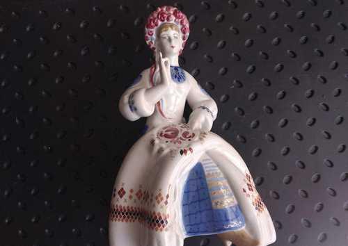 Фарфоровая статуэтка вышивальщица