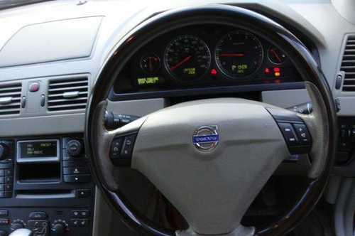 Volvo XC90 2,4 TDI панель приборов