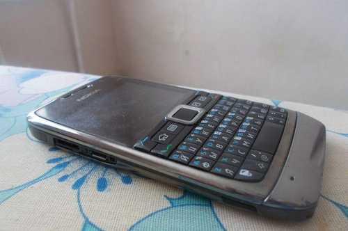 Смартфон Nokia E71 с qwerty клавиатурой