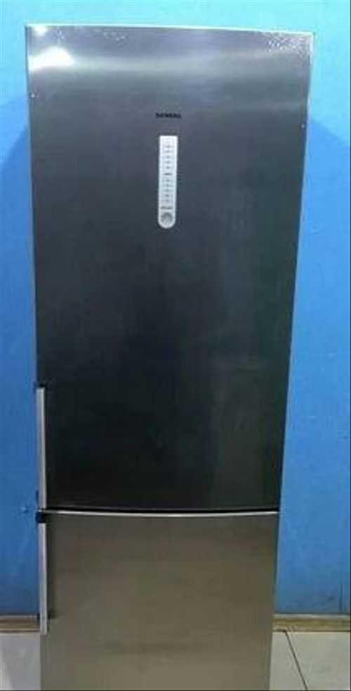 Большой серебристый холодильник Siemens KG49NA71