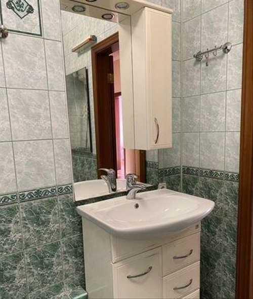Шкафчик над раковиной в ванной с зеркалом