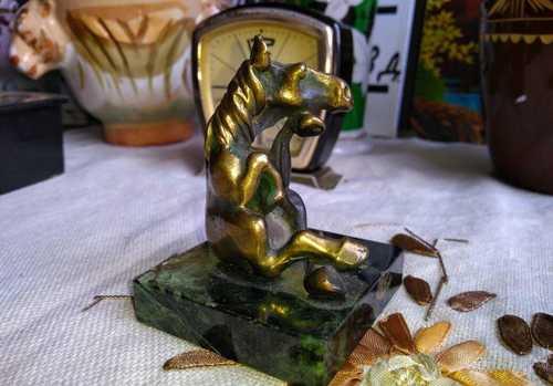 Статуэтка лошадь конь камень бронза ретро