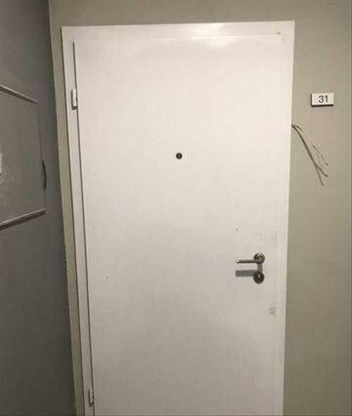 Белая входная дверь от застроящика пик