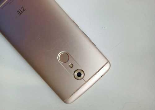 Телефон ZTE Axon 7