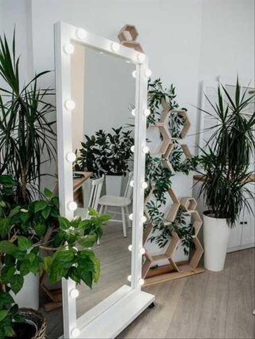 Гримерное зеркало с лампочками из массива дерева