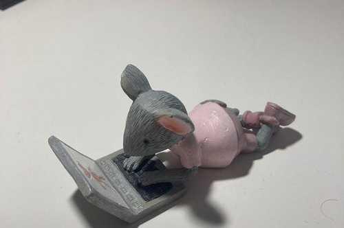 Статуэтка мышки лежащей с ноутбуком