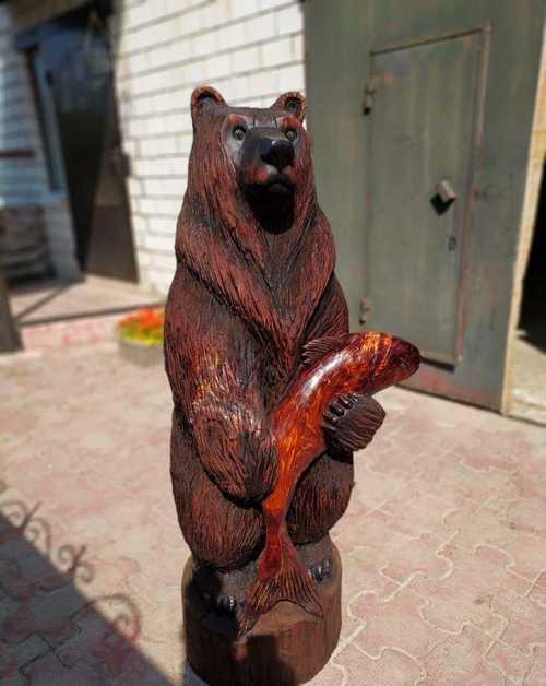 Скульптура из дерева медведь с рыбой