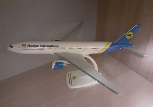 Самолет боинг 777 Украинские авиалинии 1/200