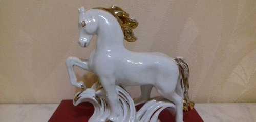 Фарфоровая статуэтка "Конь-Огонь" лфз