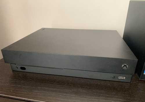 Xbox One X 1 Tb + 1 Tb USB HDD + 2 gamepad