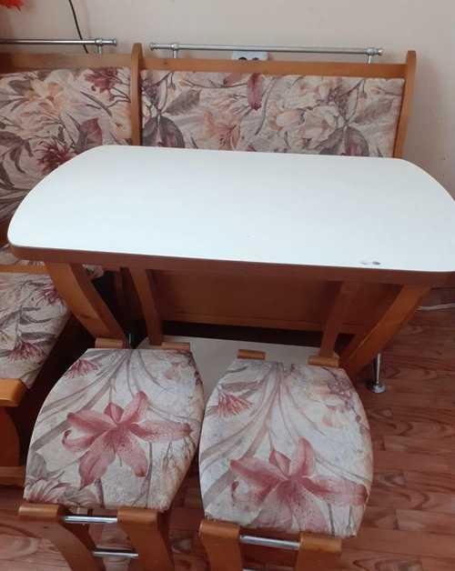 Угловой диванчик на кухню со столом
