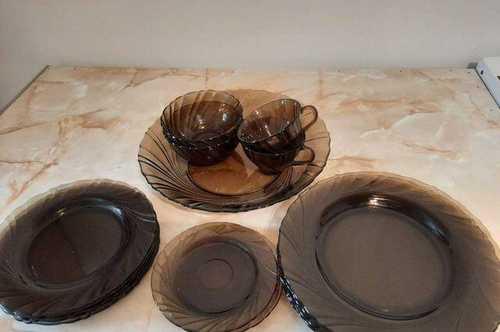 Набор столовой посуды из темного стекла