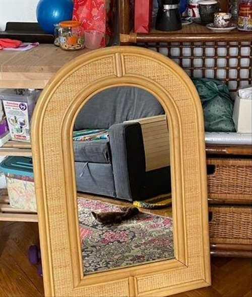 Зеркало в деревянной плетеной раме