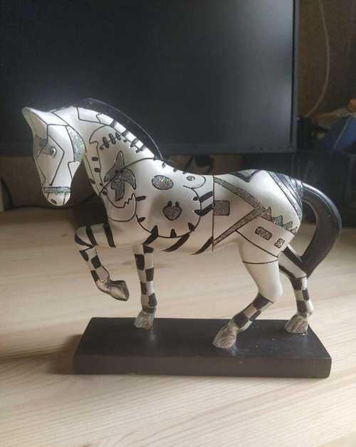 Декоративная статуэтка лошади