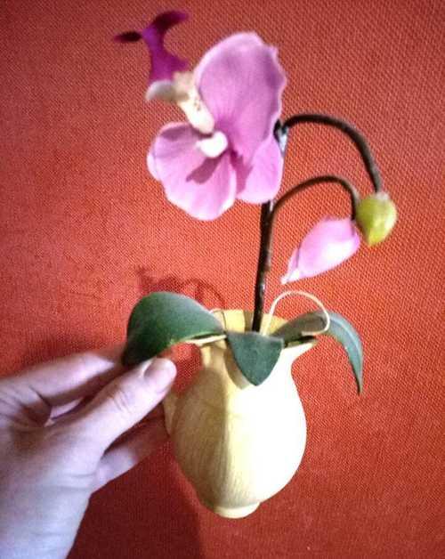 Декоративная вазочка с искусственной орхидеей
