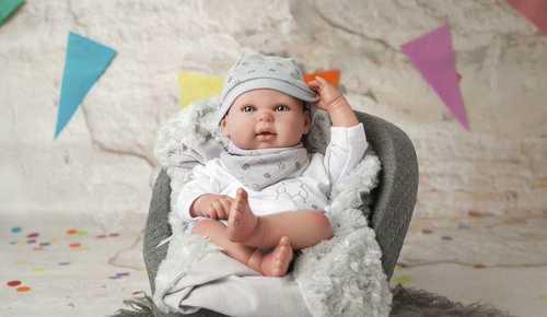 Пупс Arias ReBorns Alejandro, мягкое тело, 45 см, в серой одежде, с соской и одеялом