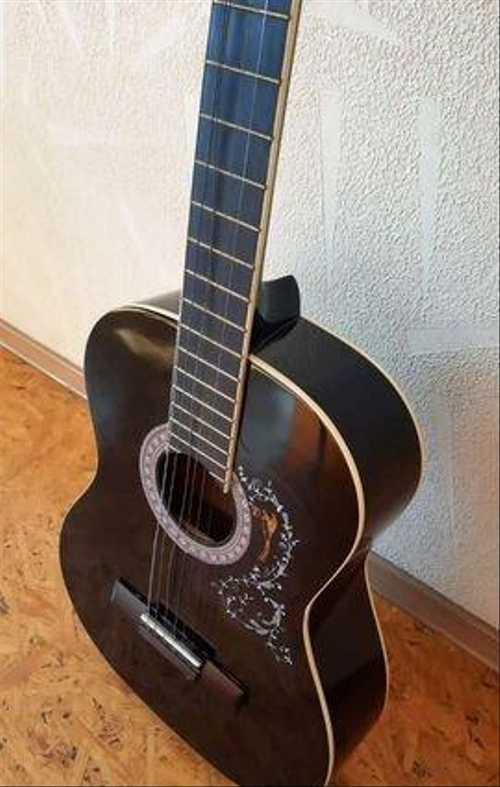 Акустическая гитара черного цвета