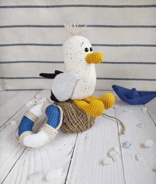 Вязаная игрушка чайка