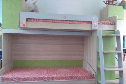 Кровать двухъярусная, шкаф-пенал, угловой стол