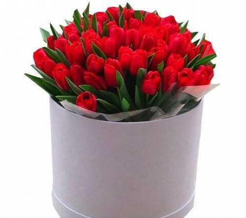 Букет 51 красный тюльпан в шляпной коробке