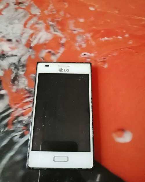 Телефон LG E610
