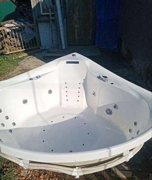 Акриловая угловая гидромассажнная ванна 150 /150