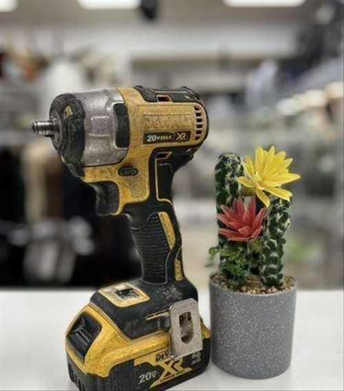 Дрель-шуруповерт dewalt DCF 887 20V + аккумулятор