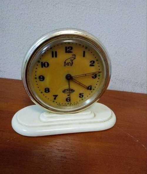 Настольные часы будильник СССР