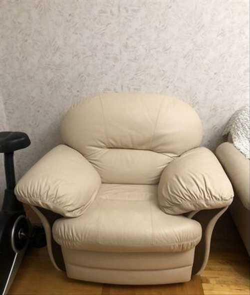 Кожаный диван и 2 кожаных кресла