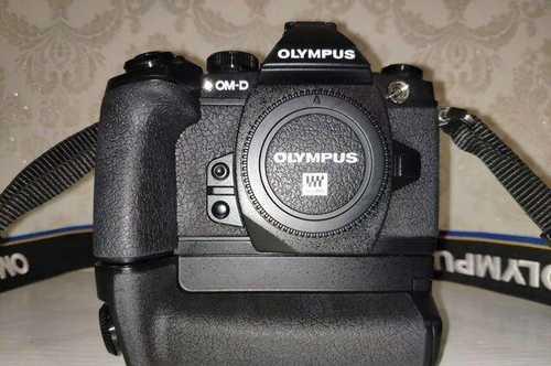 Olympus OM-D E-M1 + HLD-7