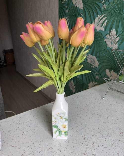 Декоративная ваза с тюльпанами