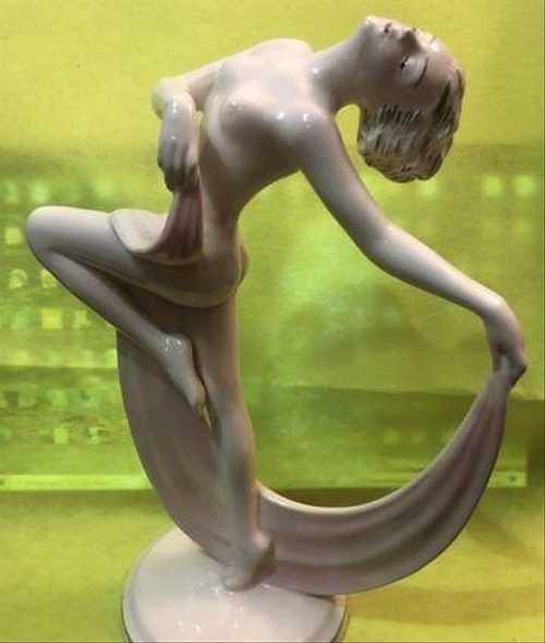 Фарфоровая статуэтка "Танец с лентами"