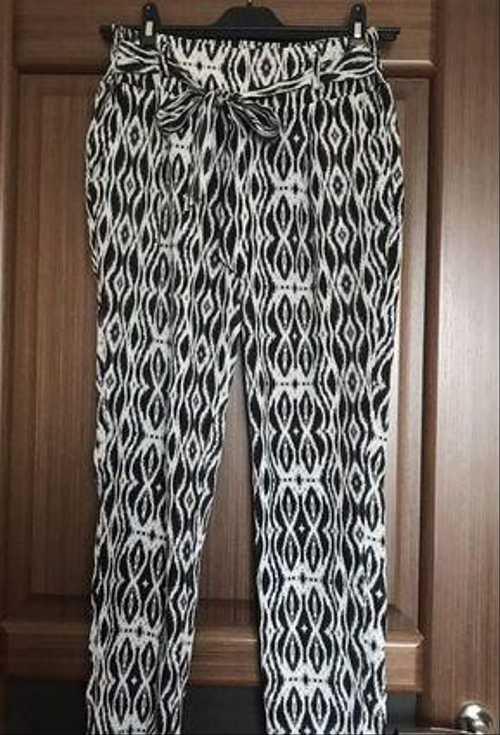 Брюки с защипами р.42 (36 eur)