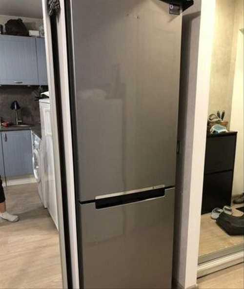 Холодильник, стойка барная, микроволновка