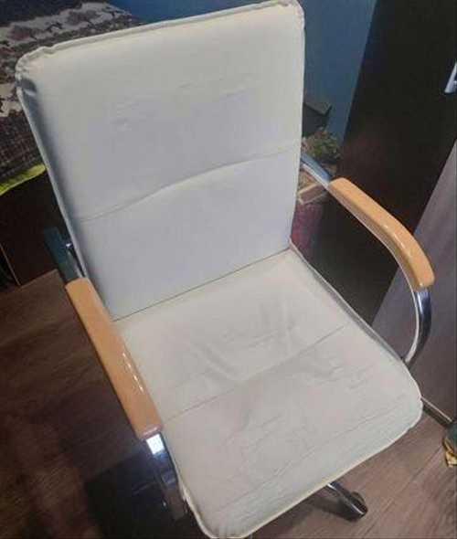 Крепкое офисное кресло