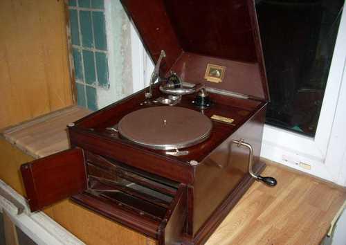 Граммофон патефон His Masters Voice красное дерево