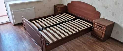Кровать с матрасом и 2 тумбочки