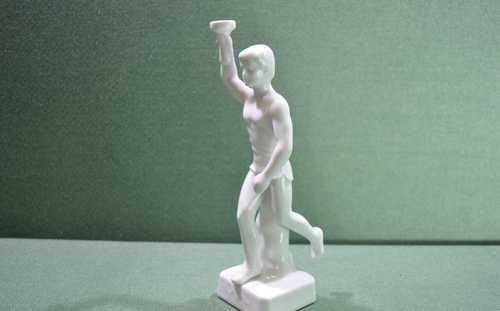 Фарфоровая статуэтка Факелоносец. Олимпийские игры
