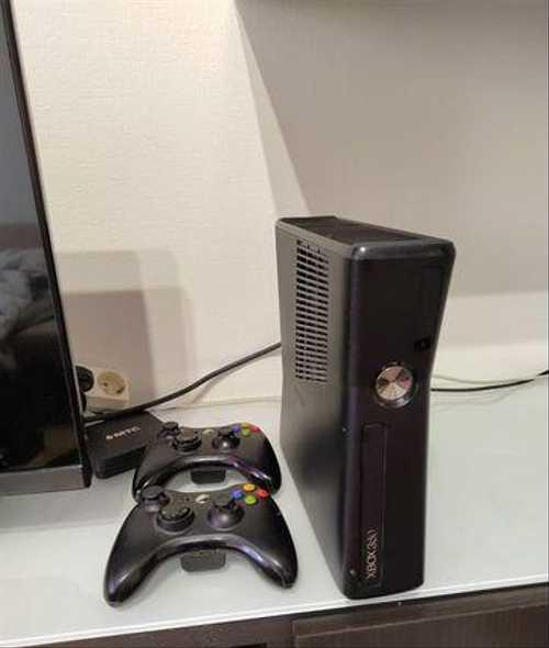 Xbox 360 с 2 геймпадами и играми
