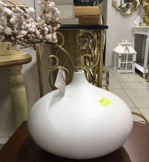 Белая настольная ваза