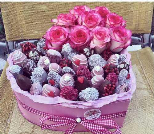 Цветы Розы Клубника в коробке с буквами Доставка