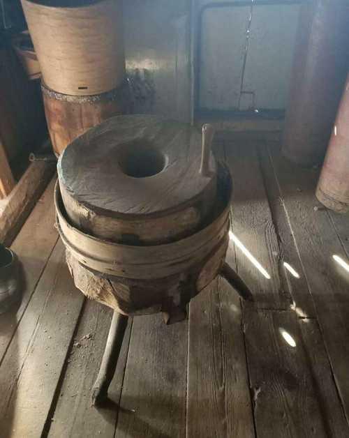 Старинная деревянная мельница на деревянных жернов
