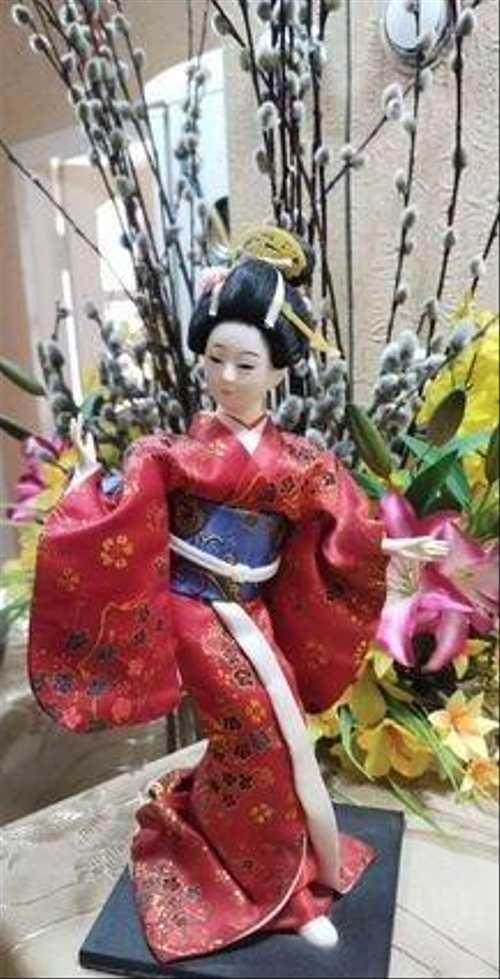 Кукла коллекционная. Гейша в красном кимоно