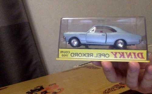 Масштабная модель Dinky Toys Opel Record coupe