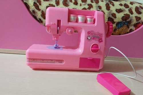 Игрушечная швейная машинка