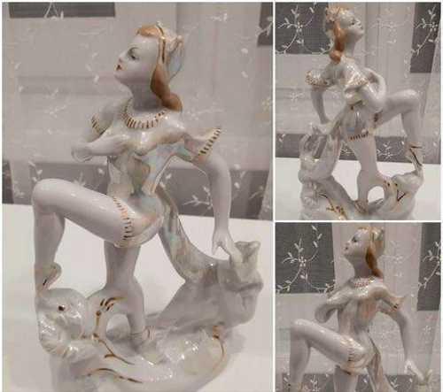 Фарфоровая статуэтка "Женщина- Кошка"