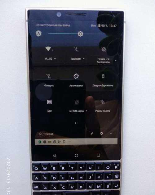 Серебристый смартфон BlackBerry KEY2 с английской