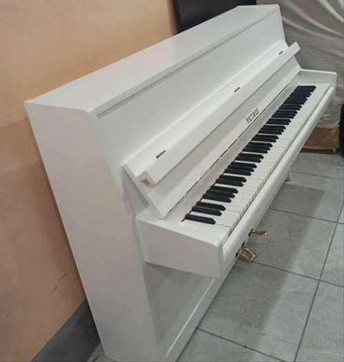 Белое пианино Petrof (трехпедальное)