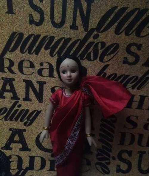 Фарфоровая кукла в костюме индии